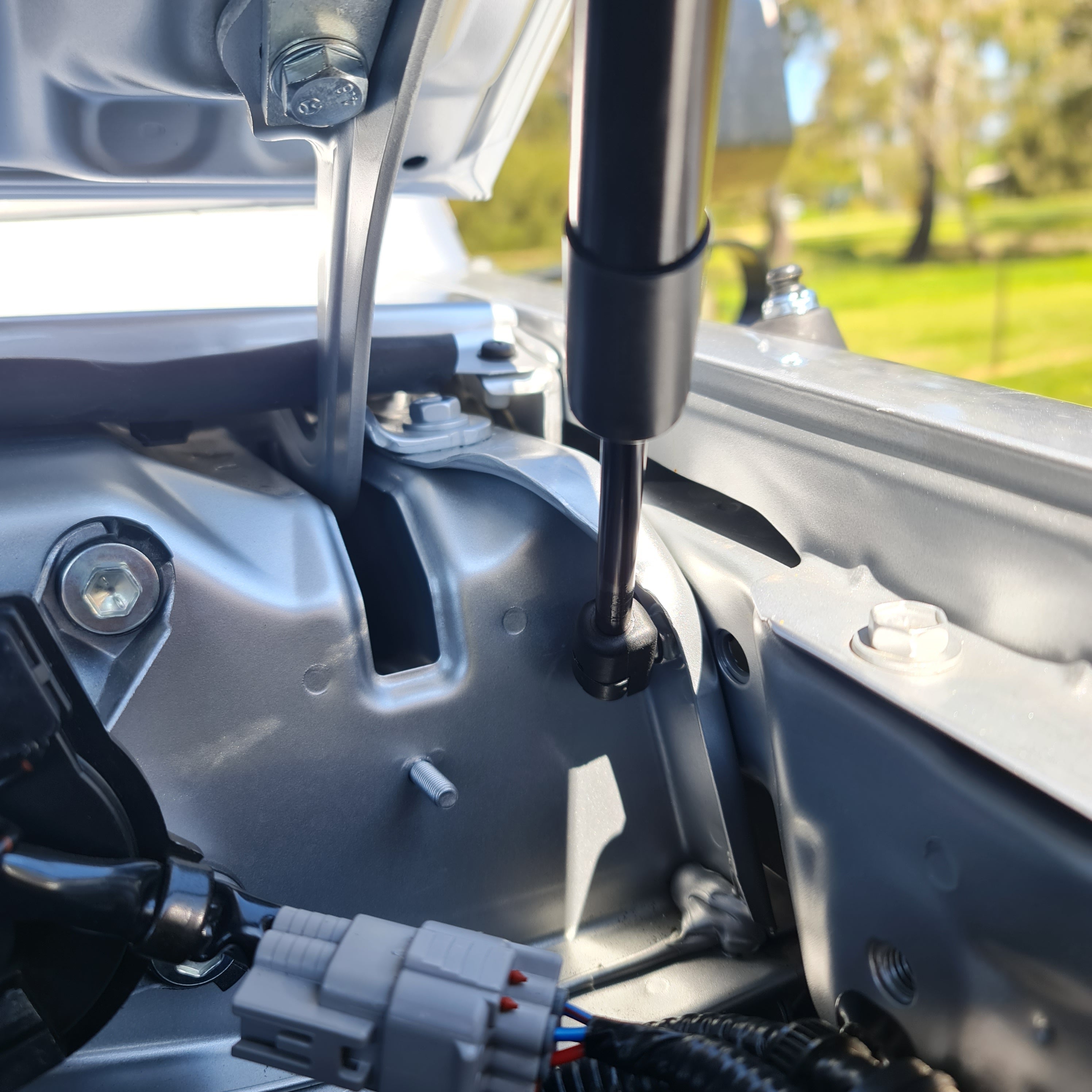 Bonnet Strut Kit - Suitable for use with 70 Series LandCruiser – The ...